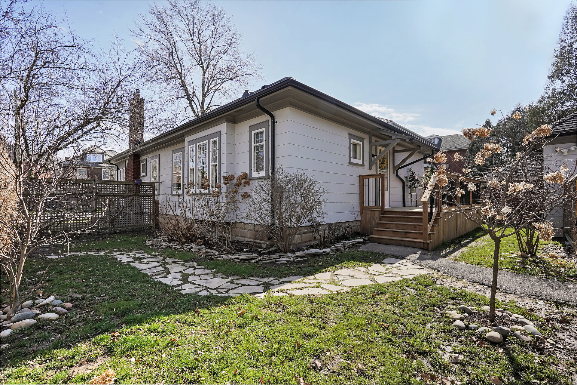 Virtual tour of 263 Ridout St S, London, Ontario, N6C 3Y7