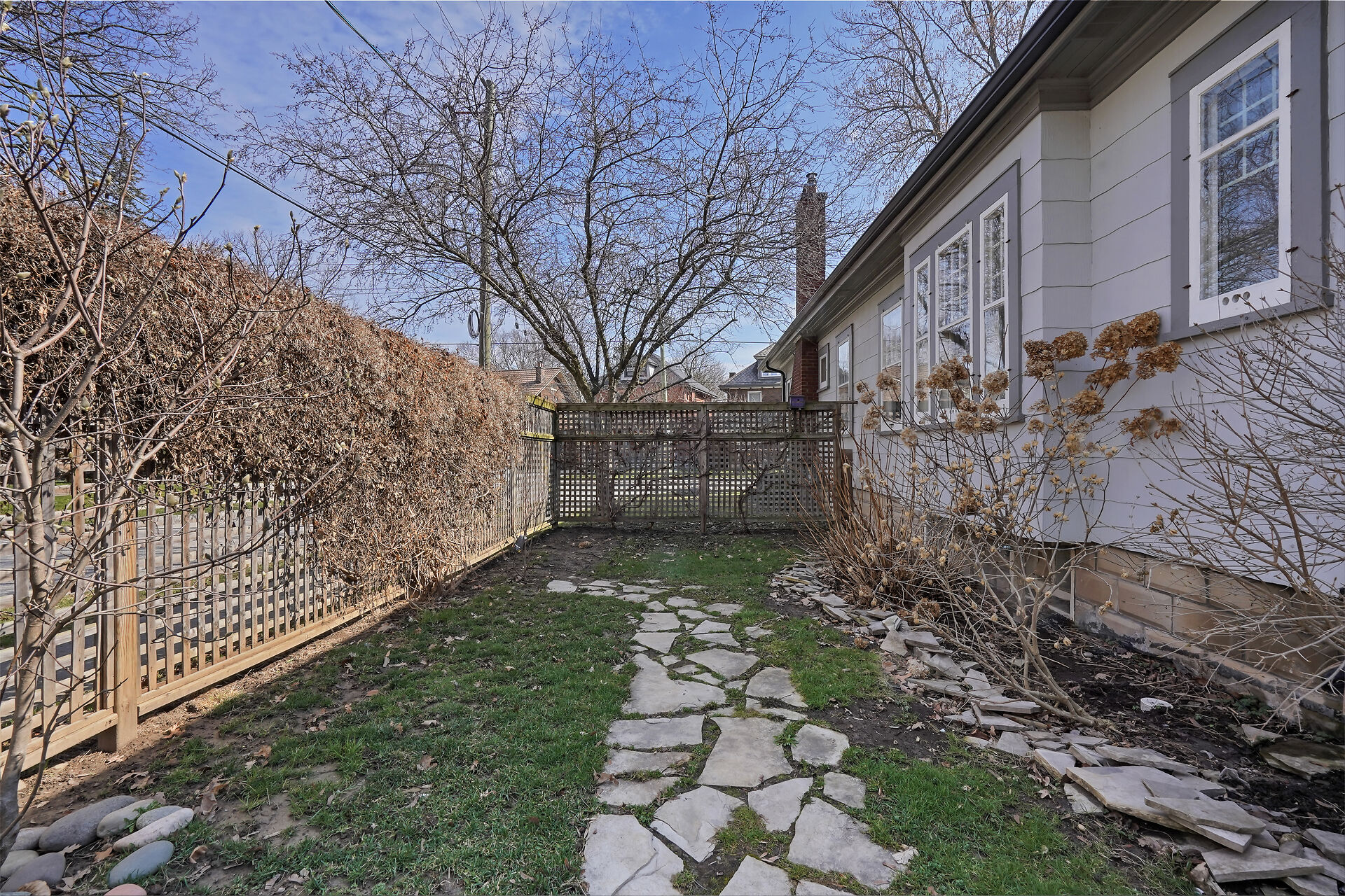Virtual tour of 263 Ridout St S, London, Ontario, N6C 3Y7