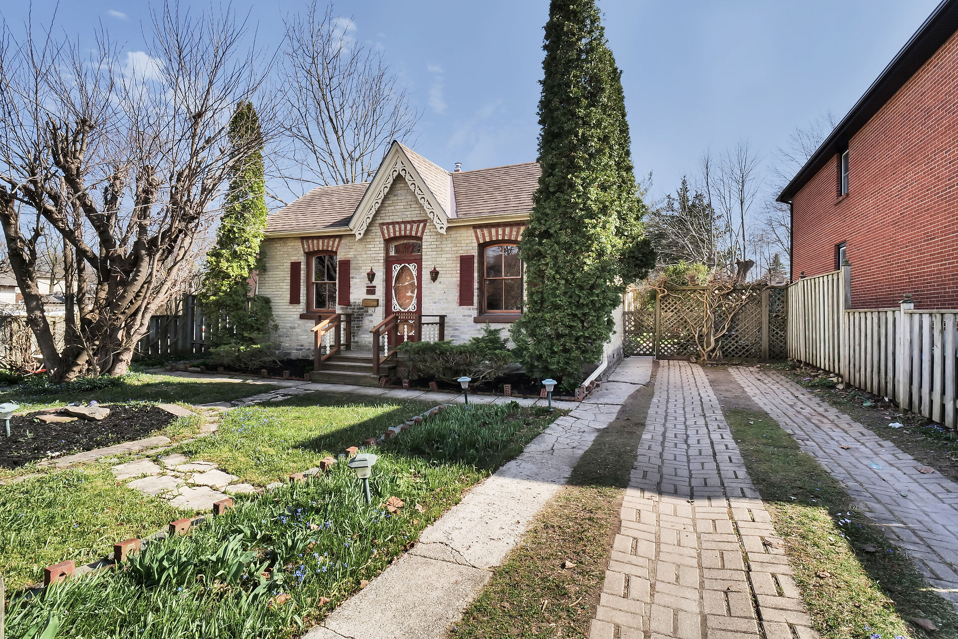 Virtual tour of 37 Tecumseh Avenue East, London, Ontario, N6C1R5