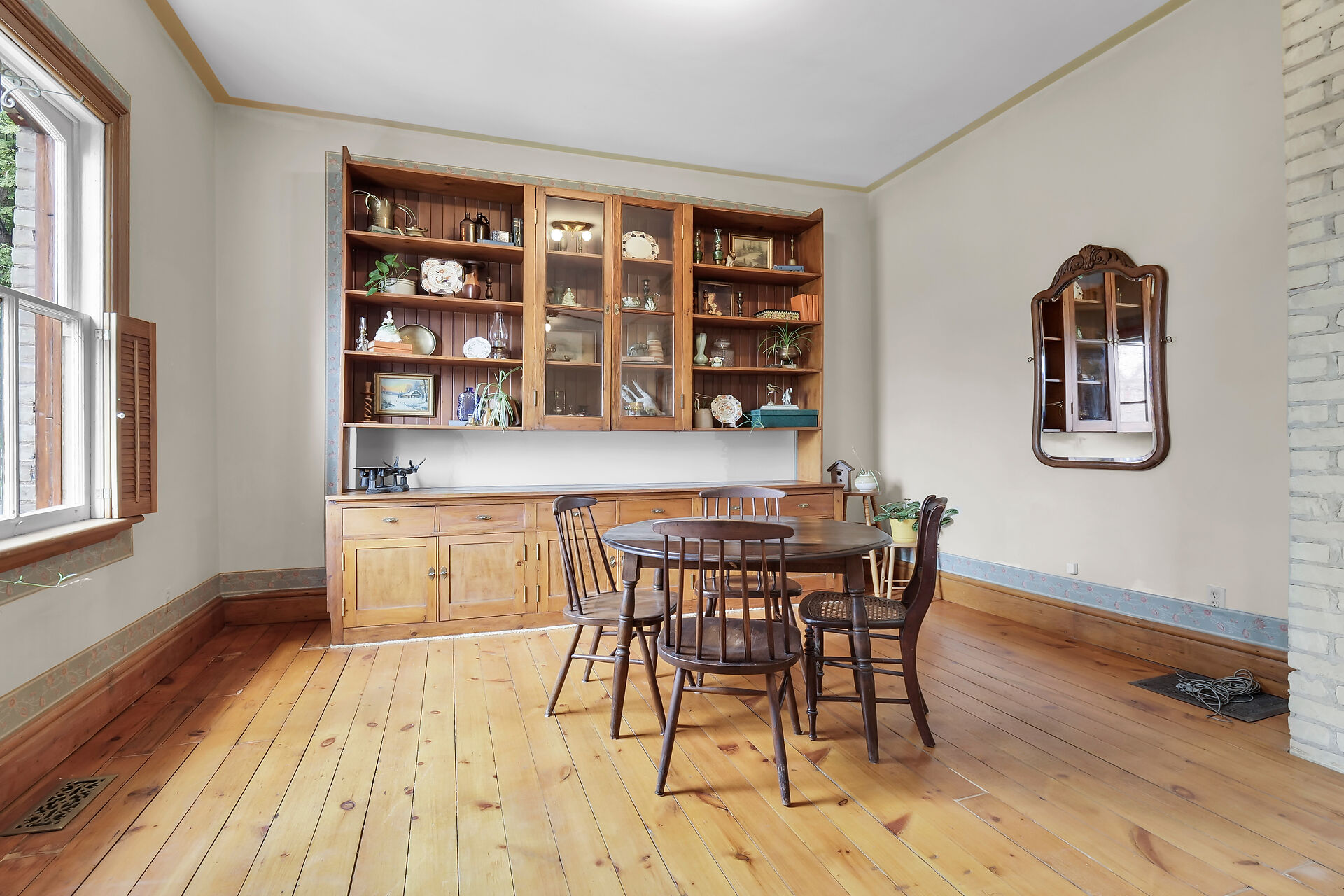 Virtual tour of 37 Tecumseh Avenue East, London, Ontario, N6C1R5