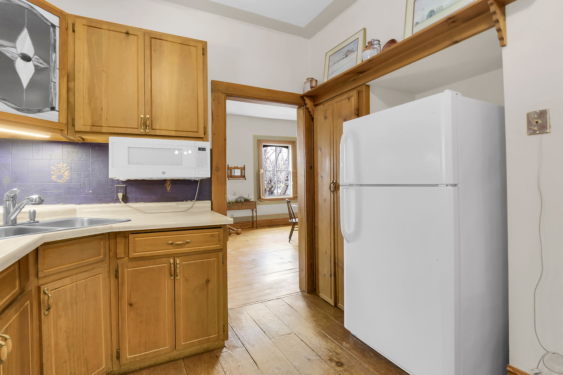 Virtual tour of 37 Tecumseh Avenue East, London, Ontario, N6C1R5