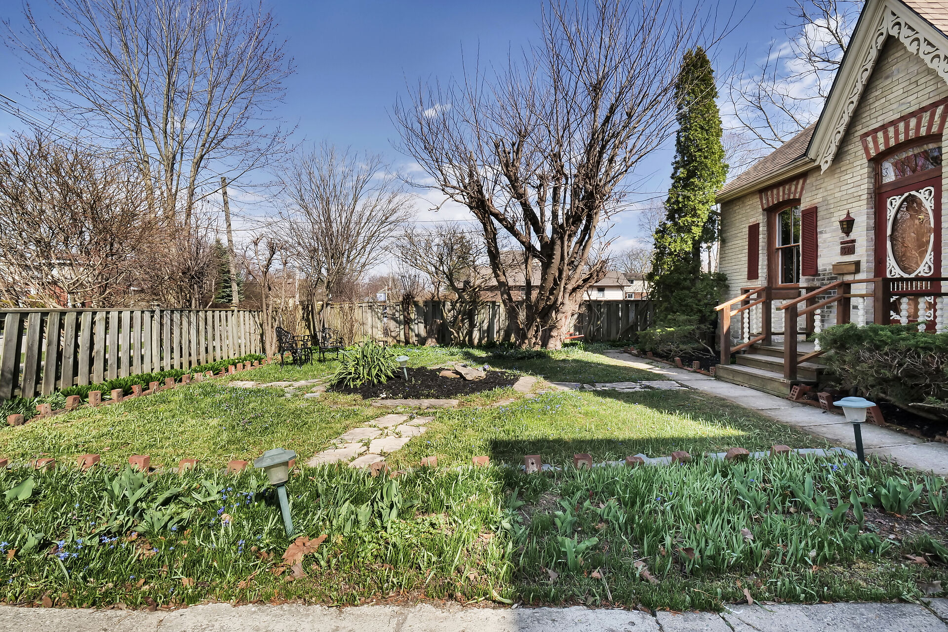 Virtual tour of 37 Tecumseh Avenue East, London, Ontario, N6C1R5