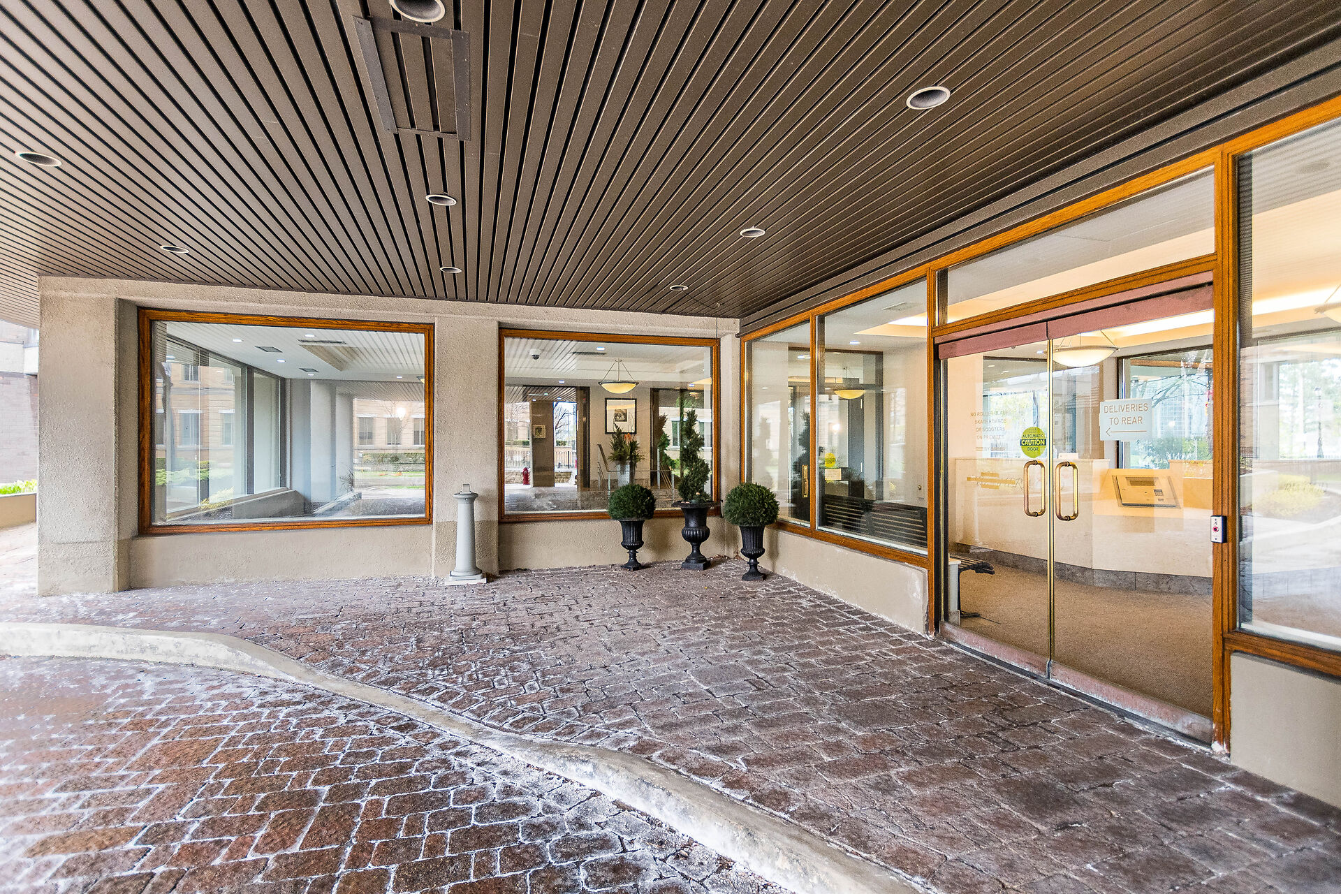 Virtual tour of 1001-4235 Sherwoodtowne Blvd, Mississauga, Ontario, L4Z 1W3