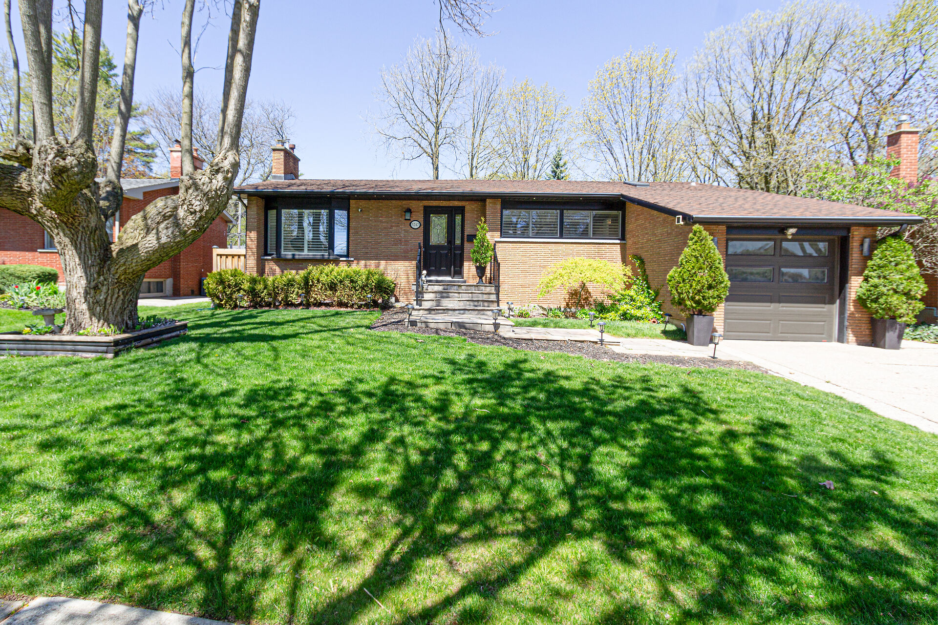 Virtual tour of 5247 Spruce Ave, Burlington, Ontario, L7L 1N2