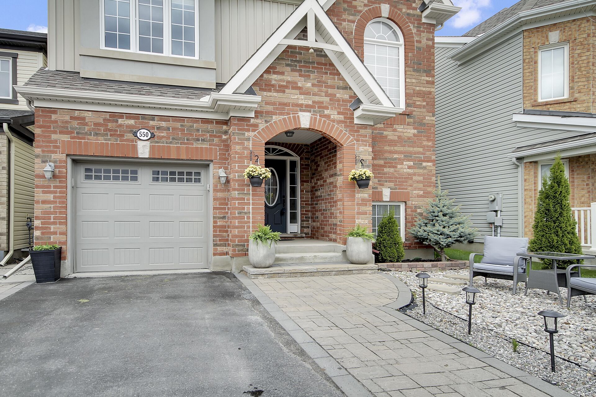 Virtual tour of 550 Dundonald Dr, Ottawa, Ontario, K2C 3H2