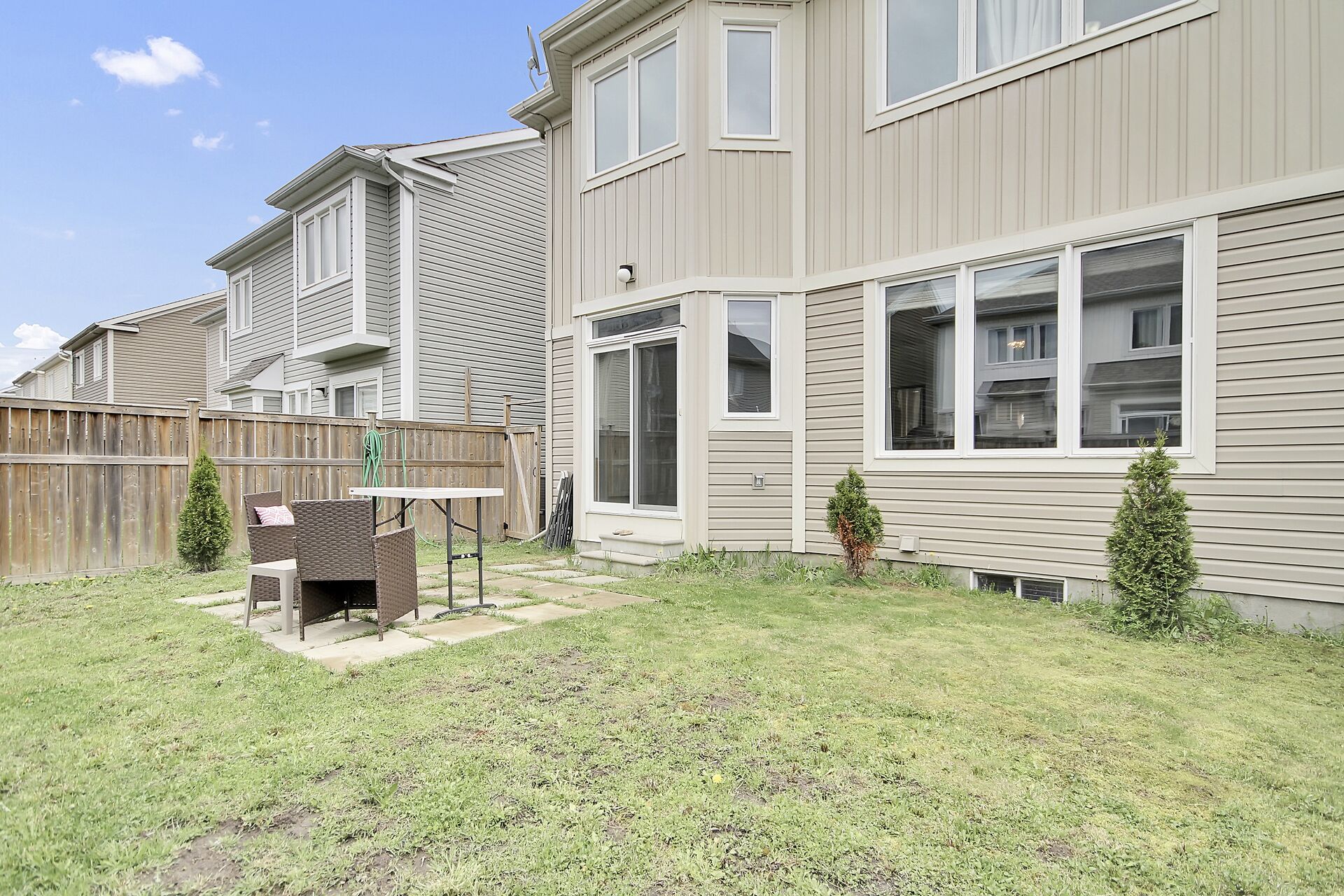 Virtual tour of 550 Dundonald Dr, Ottawa, Ontario, K2C 3H2